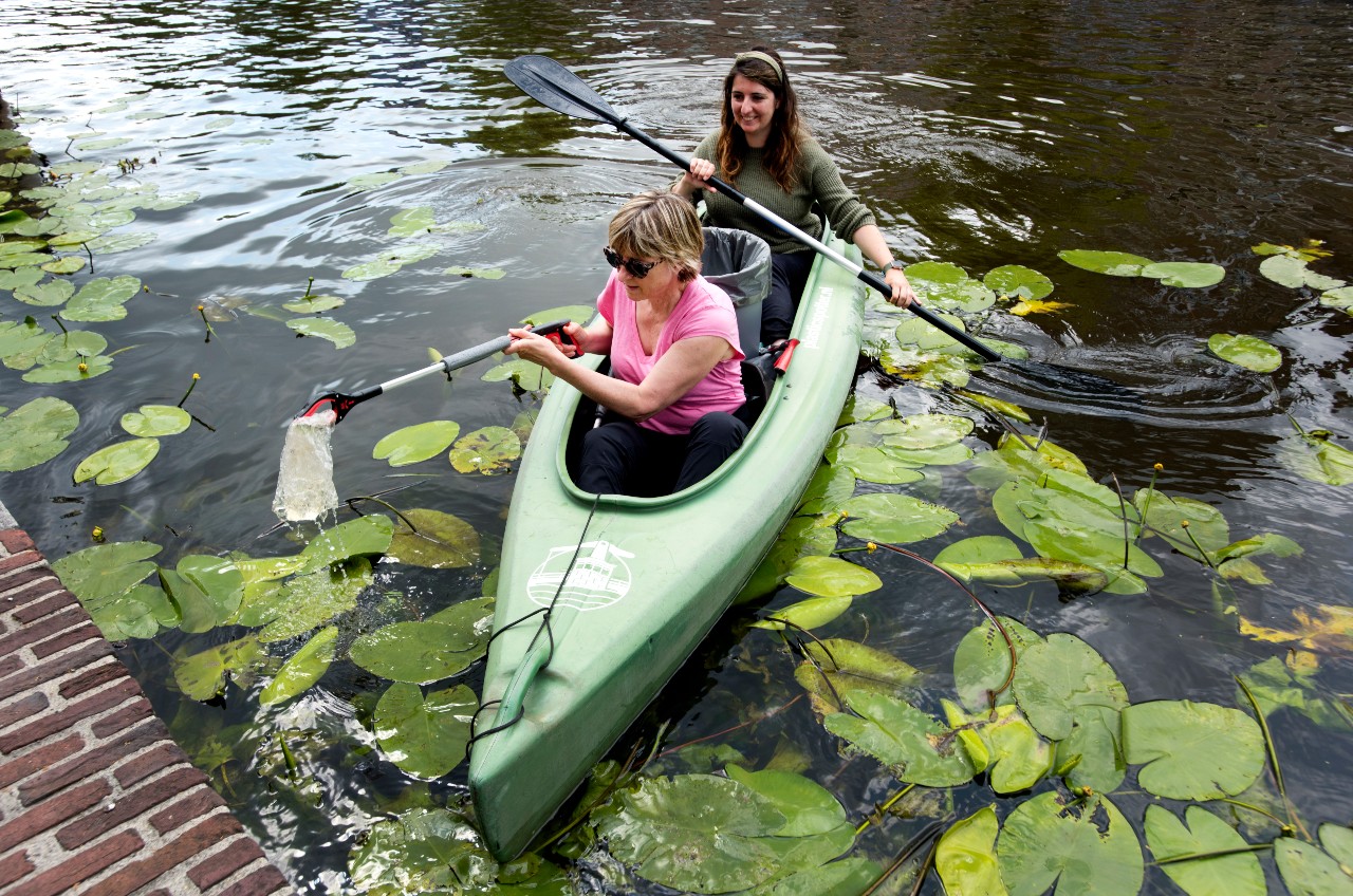 Ook voorzitter Annetje Ottow vist plastic uit de gracht - Universiteit ...